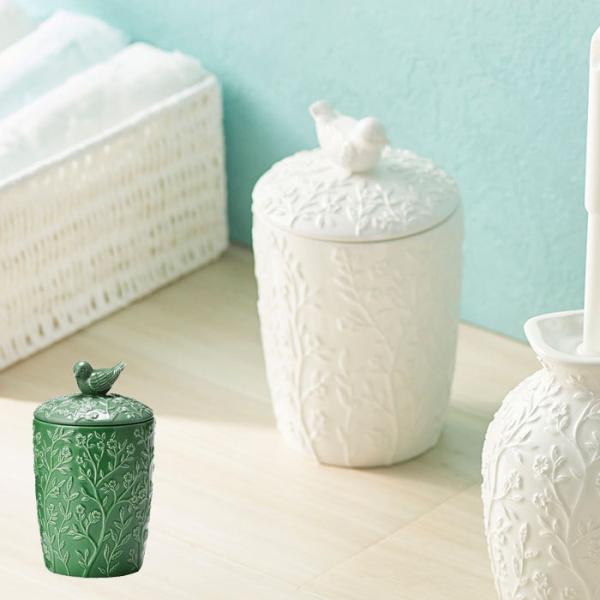 サイズ:約 幅11.5×奥行11.5×高さ19.5（cm）材質:陶器（白雲）生産国:中国製●植物のレリーフと小鳥がポイントのトイレポットです。●お洒落なデザインなので玄関や机の上のインテリアとしてもお使いいただけます。●フタが付いているので...