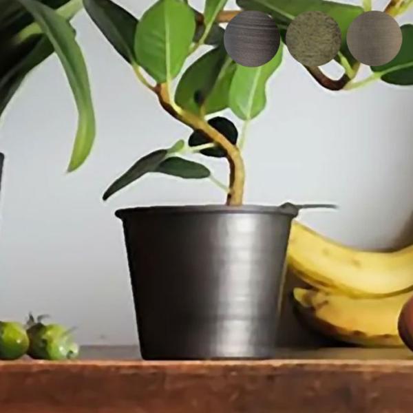 サイズ:約 高さ8（cm）直径：約 10.5（cm）材質:アイアン（ラッカー加工）重量:約 110g原産国:中国耐久性があり使いやすい一枚の板金から作られており、水漏れしない構造になっています。また、錆びにくいアイアン素材にラッカー加工が施...