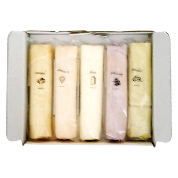 ミルク風味をしっかりと感じる5種類のクリームをふわふわ食感のスポンジで巻き上げ、スティック状のロールケーキに仕上げました。ワンハンドで食べられるので、ティータイムはもちろん差し入れや外出先でのひとときにおすすめです。●パッケージ：ダンボール...