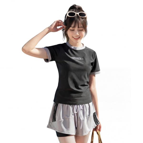 ? 【スポーティーで快適な2ピースセット】 半袖ラッシュガードとショートパンツが一体となったお得な2ピース水着。日常の運動にも対応し、快適さと洗練されたスタイルを両立したアイテムです。夏の水辺レジャーに最適な一着です。 【サイズの目安】Mサ...
