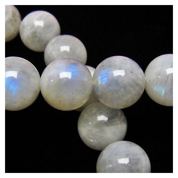 【ムーンストーン（月長石）】ムーンストーンは長石の一種で正長石（オーソクレース）を主としアルバイト（曹長石）成分を含んでいます。そのために美しいシラー効果が確認できます。乳白色や半透明のものが一般的ですが、他にも青やオレンジ等の様々な色が確...