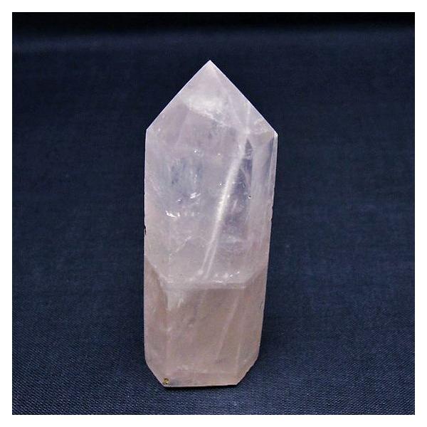 【ローズクォーツ】ローズクォーツは柔らかい優しいピンクの水晶です。アルミニウムや酸化チタンなどの結晶を含むためにピンク色になると考えられています。これらの微細な結晶が分散しているため、石全体の透明度が低く、濁っていたりひびがあります。高品質...