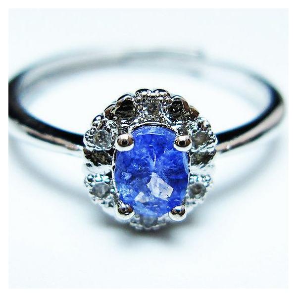 【タンザナイト（灰簾石）】タンザニアの、夜がすぐそこに迫った夕暮れ時。それを思わせる神秘的な青紫色の石は、タンザナイトと名付けられました。1960年台に発見された比較的新しい石ですが、その美しさがティファニー社の目に止まり、「20世紀の宝石...