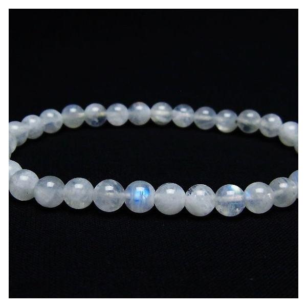 【ムーンストーン（月長石）】ムーンストーンは長石の一種で正長石（オーソクレース）を主としアルバイト（曹長石）成分を含んでいます。そのために美しいシラー効果が確認できます。乳白色や半透明のものが一般的ですが、他にも青やオレンジ等の様々な色が確...