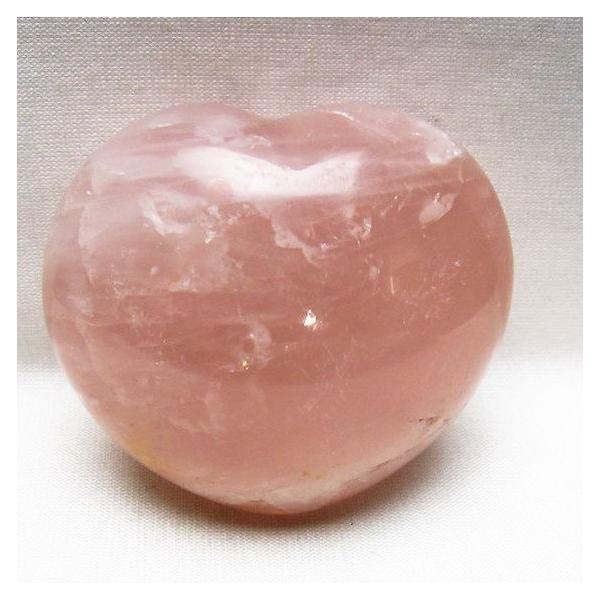 【ローズクォーツ】ローズクォーツは柔らかい優しいピンクの水晶です。アルミニウムや酸化チタンなどの結晶を含むためにピンク色になると考えられています。これらの微細な結晶が分散しているため、石全体の透明度が低く、濁っていたりひびがあります。高品質...