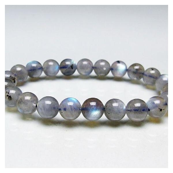 【ラブラドライト】ラブラドライトは神経を研ぎ澄まし眠れる潜在能力を引き出し、自信を回復させてくれるといわれております。 また落ち込みや怒り、ストレスなどの抑圧されたマイナスエネルギーの感情を解き放ち深い癒しをも与えるようです。太陽と月の陰陽...