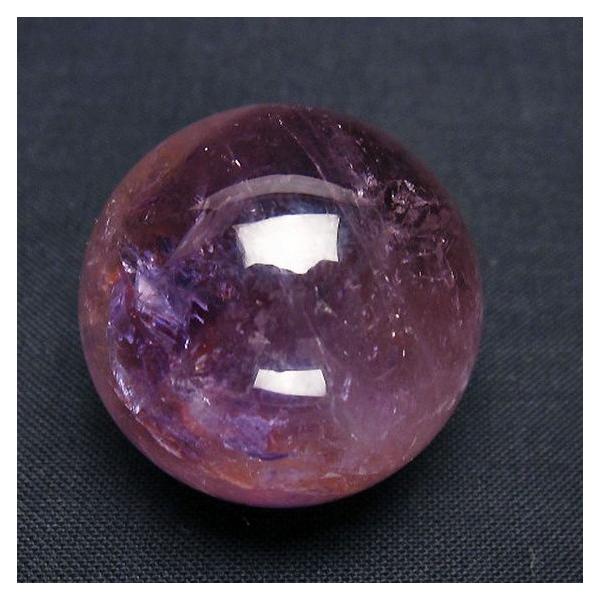 【アメジストクォーツ（紫水晶）】アメジストは透き通った美しい紫の色をした水晶です。はるか昔より紫は高貴な色とされ、様々な宗教儀式に用いられ、皇族にも愛用された水晶です。アメジストは非常に魔よけのパワーが強いといわれ、邪気を散らし、霊的なもの...