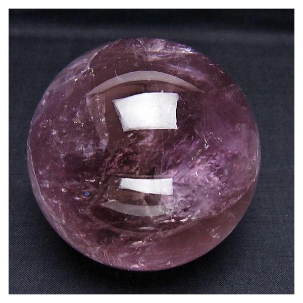 【アメジストクォーツ（紫水晶）】アメジストは透き通った美しい紫の色をした水晶です。はるか昔より紫は高貴な色とされ、様々な宗教儀式に用いられ、皇族にも愛用された水晶です。アメジストは非常に魔よけのパワーが強いといわれ、邪気を散らし、霊的なもの...