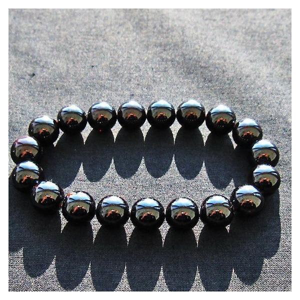 【ガーネット（柘榴石）】ガーネットは生命力が溢れる紅の石です。赤系のガーネットが一般的なイメージですが、緑などのガーネットもあります。旧約聖書のノアの箱舟の伝説では、世界を覆う闇の中でも、道を照らし正しい方向へ導いてくれるため、灯りの代わり...