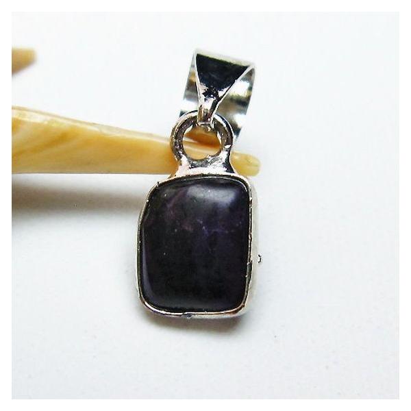 【スギライト】スギライトは深い紫の柔らかい光沢が目を惹きつける石です。世界三大ヒーリングストーンとされ、非常に強い癒しの力を持つ石です。この石は日本人によって初めて発見された石となります。格別のヒーリング効果があるとして、今や世界中に人気の...