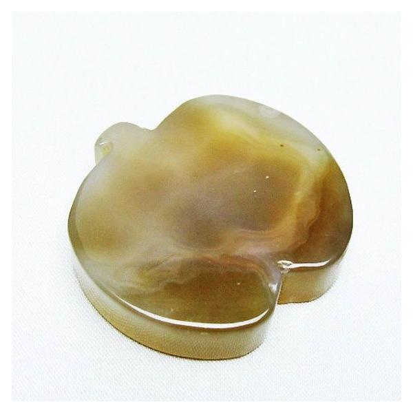 【アゲート（瑪瑙）】アゲートはカルセドニーの変種で、和名を瑪瑙というこの石は仏教に置いても珍重された、私たちにとって非常に馴染み深い石です。またペアアゲートは龍穴を生み出すとされ、風水的にも良いとされています。古来より日本は元よりインドやチ...