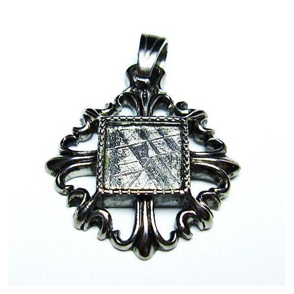 【ギベオン】ギベオンは、鉄質隕石の一種であり独特の幾何学模様が刻まれていることが特徴で、アフリカのナミビアで産出されたものを指します。その模様はウィドマンシュテッテン構造と呼ばれ、鉄とニッケルに起因しているものとされています。4億5千万年前...