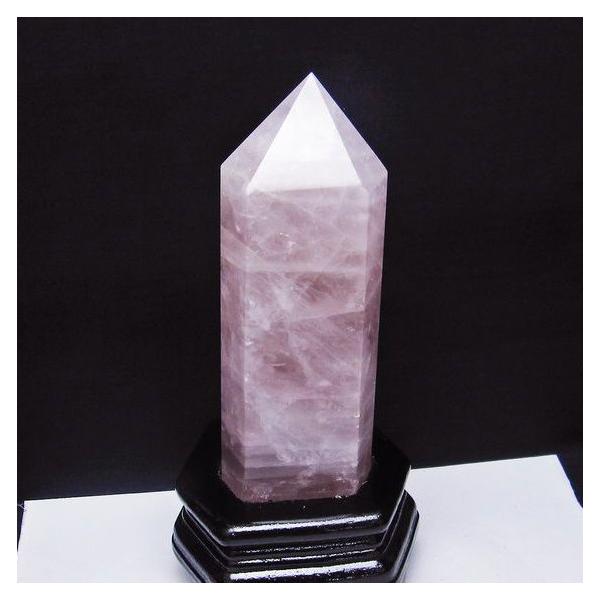 【ローズクォーツ】ローズクォーツは柔らかい優しいピンクの水晶です。アルミニウムや酸化チタンなどの結晶を含むためにピンク色になると考えられています。これらの微細な結晶が分散しているため、石全体の透明度が低く、濁っていたりひびがあります。高品質...