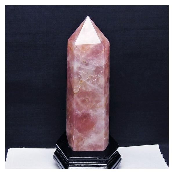 【ローズクォーツ】ローズクォーツは柔らかい優しいピンクの水晶です。アルミニウムや酸化チタンなどの結晶を含むためにピンク色になると考えられています。これらの微細な結晶が分散しているため、石全体の透明度が低く、濁っていたりひびがあります。高品質...