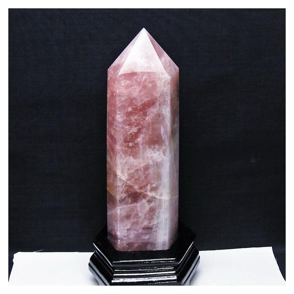 【ローズクォーツ】ローズクォーツは柔らかい優しいピンクの水晶です。アルミニウムや酸化チタンなどの結晶を含むためにピンク色になると考えられています。これらの微細な結晶が分散しているため、石全体の透明度が低く、濁っていたりひびがあります。高品質...