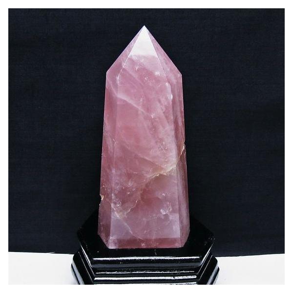 【ローズクォーツ】ローズクォーツは柔らかい優しいピンクの水晶です。アルミニウムや酸化チタンなどの結晶を含むためにピンク色になると考えられています。これらの微細な結晶が分散しているため、石全体の透明度が低く、濁っていたりひびがあります。高品質...