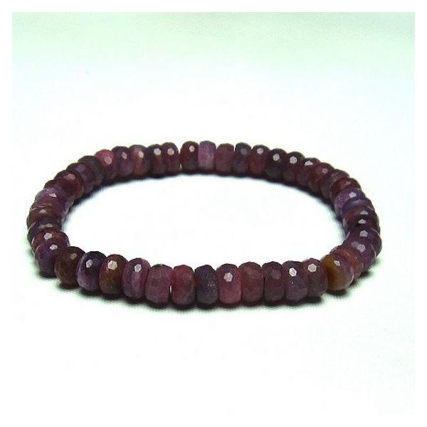 【ルビー（紅玉）】ルピーは情熱の赤が美しい宝石としてもあまりに有名な石です。コランダム（鋼玉）という鉱物の一種で、クロムが入ることにより赤色に発色します。赤のバリエーションは様々で、ピンクから濃い赤まであり、最高級のものはピジョンブラッド（...