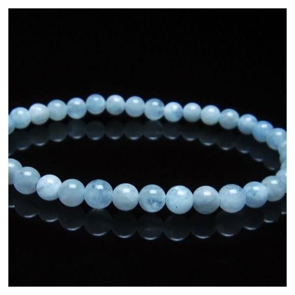 【アクアマリン（藍玉）】アクアマリンは海の精の宝物という伝承が残るベリルの一種です。名前が水と海を表すように、古くは海難防止の航海のお守りとして重宝されてきましたが、現在は「幸せな結婚を象徴する石」として大変な人気ぶりです。夫婦愛を高め、恋...