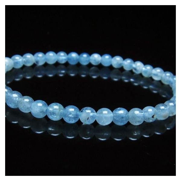 【アクアマリン（藍玉）】アクアマリンは海の精の宝物という伝承が残るベリルの一種です。名前が水と海を表すように、古くは海難防止の航海のお守りとして重宝されてきましたが、現在は「幸せな結婚を象徴する石」として大変な人気ぶりです。夫婦愛を高め、恋...