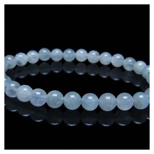 【アクアマリン（藍玉）】アクアマリンは海の精の宝物という伝承が残るベリルの一種です。名前が水と海を表すように、古くは海難防止の航海のお守りとして重宝されてきましたが、現在は「幸せな結婚を象徴する石」として大変な人気ぶりです。夫婦愛を高め、恋...