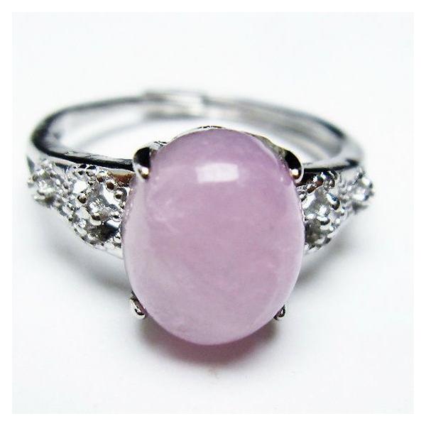 【クンツァイト（スポデューメン）】クンツァイトはほんのり紫がかった上品なライラックピンクの石です。鉱物的にはスポデューメンと呼ばれます。緑色系のものはヒデナイトと呼ばれます。スポデューメンにはこの他にも、無色、グレー、黄色など様々な色があり...