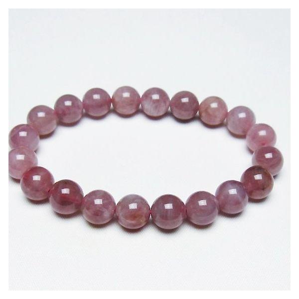 【ローズクォーツ】ローズクォーツは柔らかい優しいピンクの水晶です。アルミニウムや酸化チタンなどの結晶を含むためにピンク色になると考えられています。これらの微細な結晶が分散しているため、石全体の透明度が低く、濁っていたりひびがあります。高品質...