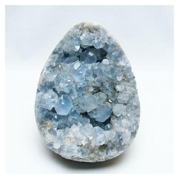 【セレスタイト（天青石）】セレスタイトは空の色ような透明感のある青が特徴的な石です。非常に柔らかく脆い石ですので、アクセサリーとしては加工が難しいため、インテリア用の原石や加工品が多く流通しています。セレスタイトは天を創造させる色合いに清浄...