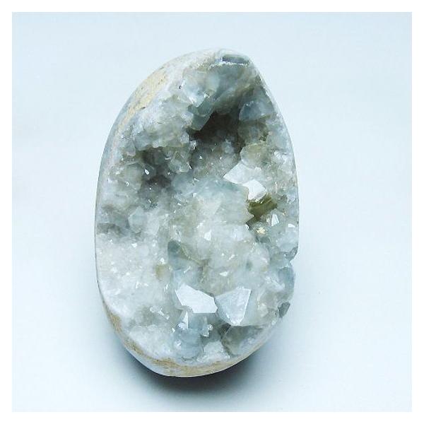 【セレスタイト（天青石）】セレスタイトは空の色ような透明感のある青が特徴的な石です。非常に柔らかく脆い石ですので、アクセサリーとしては加工が難しいため、インテリア用の原石や加工品が多く流通しています。セレスタイトは天を創造させる色合いに清浄...