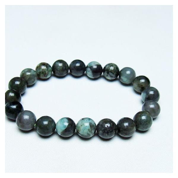 【エメラルド（翠玉）】エメラルドは柔らかさと爽やかさを兼ね備えた、美しい緑の石です。ベリル（緑柱石）の一種となります。古来は紀元前4000年前のバビロニアで使用されていた歴史を持つ石で、今も多くの人々に愛用され続けています。世界四大宝石の一...