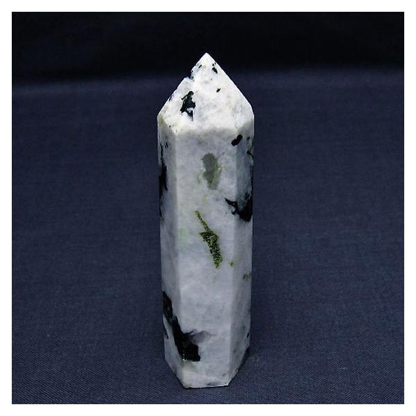 【ムーンストーン（月長石）】ムーンストーンは長石の一種で正長石（オーソクレース）を主としアルバイト（曹長石）成分を含んでいます。そのために美しいシラー効果が確認できます。乳白色や半透明のものが一般的ですが、他にも青やオレンジ等の様々な色が確...