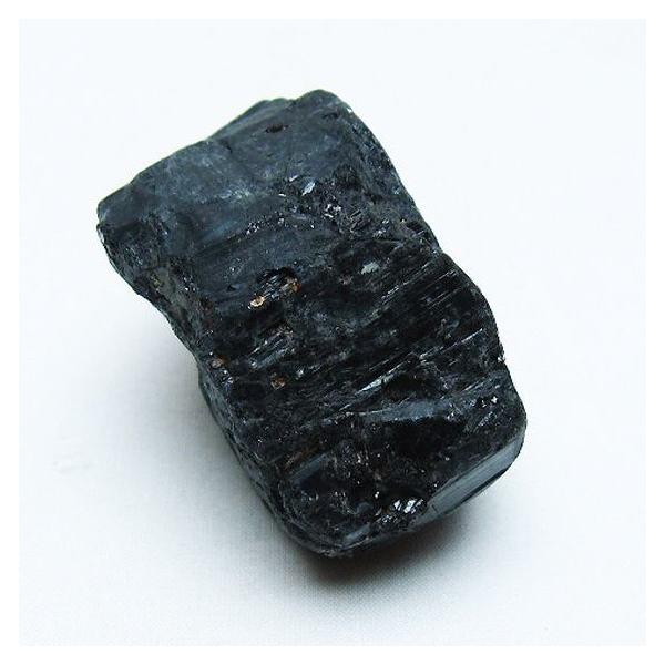 【トルマリン（電気石）】トルマリンはマイナスイオンを発生する健康の石として近年大流行している石です。無色、黒、青、赤、ピンク、黄、緑、紫などの多種多様な色に富み、バイカラーやパーティカラーの場合もあります。宝石としても扱われる大変美しい宝石...