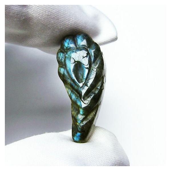 【ラブラドライト】ラブラドライトは神経を研ぎ澄まし眠れる潜在能力を引き出し、自信を回復させてくれるといわれております。 また落ち込みや怒り、ストレスなどの抑圧されたマイナスエネルギーの感情を解き放ち深い癒しをも与えるようです。太陽と月の陰陽...