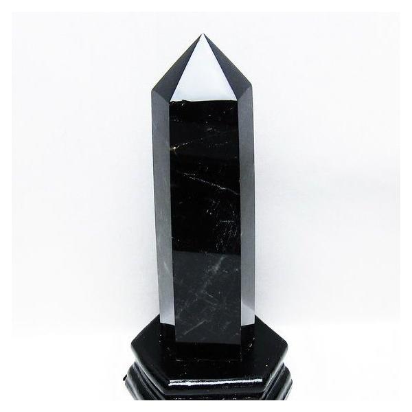 【黒水晶】黒水晶（モリオン）は茶水晶と同じく自然の放射線の影響で暗色に変化した水晶です。そのため水晶の透明度に関わらず、見た目で黒く見えるものは黒水晶、茶色のものは煙水晶と呼ばれるようです。黒水晶も水晶ですので強い光に当てると透けます。古代...