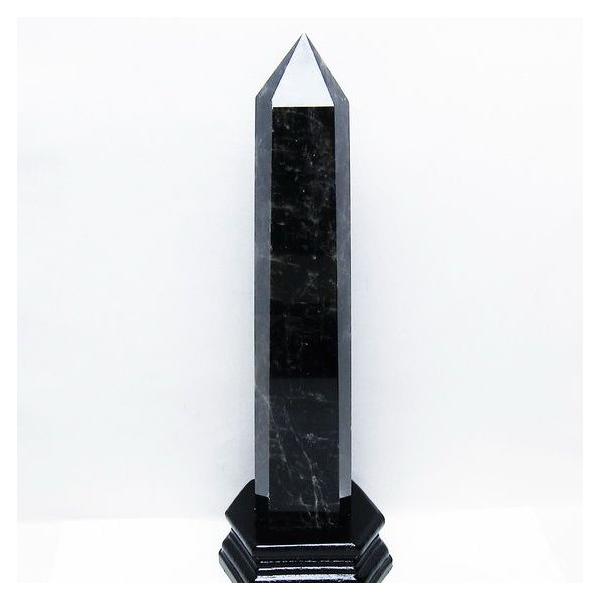 【黒水晶】黒水晶（モリオン）は茶水晶と同じく自然の放射線の影響で暗色に変化した水晶です。そのため水晶の透明度に関わらず、見た目で黒く見えるものは黒水晶、茶色のものは煙水晶と呼ばれるようです。黒水晶も水晶ですので強い光に当てると透けます。古代...