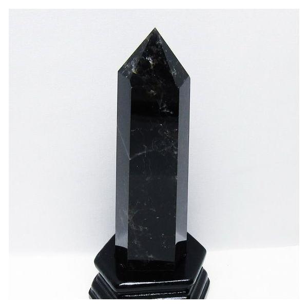 【黒水晶】黒水晶（モリオン）は茶水晶と同じく自然の放射線の影響で暗色に変化した水晶です。そのため水晶の透明度に関わらず、見た目で黒く見えるものは黒水晶、茶色のものは煙水晶と呼ばれるようです。黒水晶も水晶ですので強い光に当てると透けます。古代...