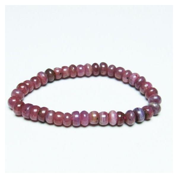 【ルビー（紅玉）】ルピーは情熱の赤が美しい宝石としてもあまりに有名な石です。コランダム（鋼玉）という鉱物の一種で、クロムが入ることにより赤色に発色します。赤のバリエーションは様々で、ピンクから濃い赤まであり、最高級のものはピジョンブラッド（...