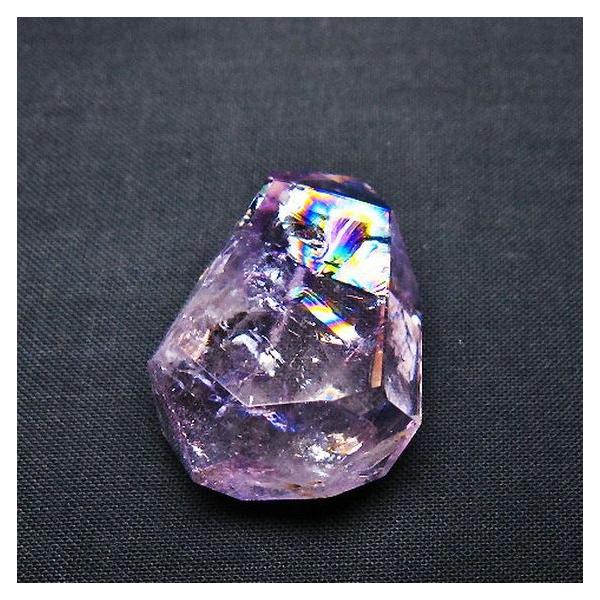 【アメジストクォーツ（紫水晶）】アメジストは透き通った美しい紫の色をした水晶です。はるか昔より紫は高貴な色とされ、様々な宗教儀式に用いられ、皇族にも愛用された水晶です。アメジストは非常に魔よけのパワーが強いといわれ、邪気を散らし、霊的なもの...