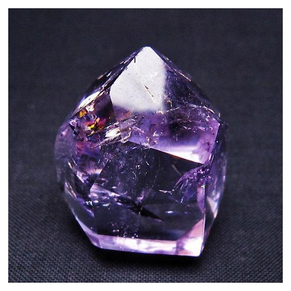 【アメジストクォーツ（紫水晶）】アメジストは透き通った美しい紫の色をした水晶です。はるか昔より紫は高貴な色とされ、様々な宗教儀式に用いられ、皇族にも愛用された水晶です。アメジストは非常に魔よけのパワーが強いといわれ、邪気を散らし、霊的なもの...