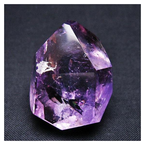 【アメジストクォーツ（紫水晶）】アメジストは透き通った美しい紫の色をした水晶です。はるか昔より紫は高貴な色とされ、様々な宗教儀式に用いられ、皇族にも愛用された水晶です。アメジストは非常に魔よけのパワーが強いといわれ、邪気を散らし、霊的なもの...