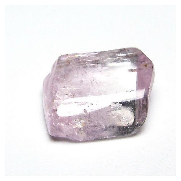 【クンツァイト（スポデューメン）】クンツァイトはほんのり紫がかった上品なライラックピンクの石です。鉱物的にはスポデューメンと呼ばれます。緑色系のものはヒデナイトと呼ばれます。スポデューメンにはこの他にも、無色、グレー、黄色など様々な色があり...