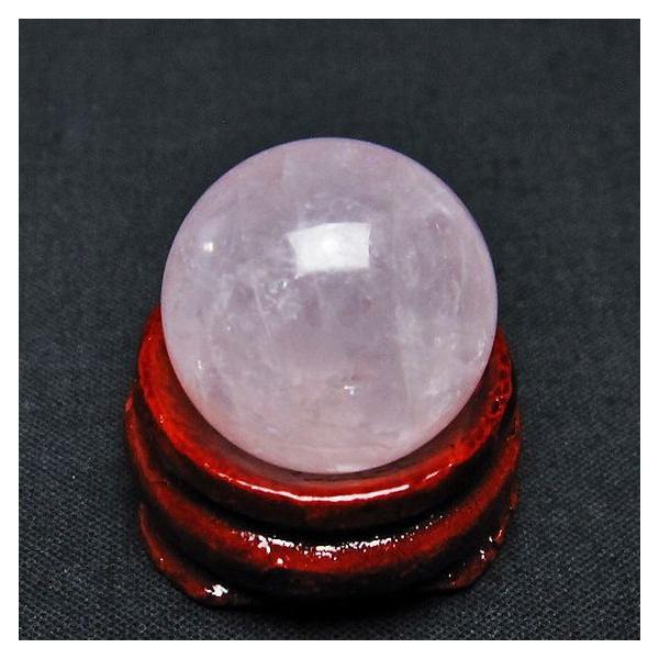 【ローズクォーツ】ローズクォーツは柔らかい優しいピンクの水晶です。アルミニウムや酸化チタンなどの結晶を含むためにピンク色になると考えられています。これらの微細な結晶が分散しているため、石全体の透明度が低く、濁っていたりひびがあります。高品質...