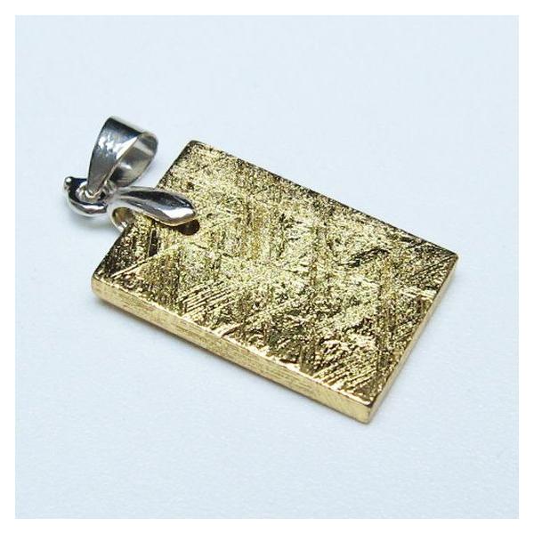 【ギベオン】ギベオンは、鉄質隕石の一種であり独特の幾何学模様が刻まれていることが特徴で、アフリカのナミビアで産出されたものを指します。その模様はウィドマンシュテッテン構造と呼ばれ、鉄とニッケルに起因しているものとされています。4億5千万年前...