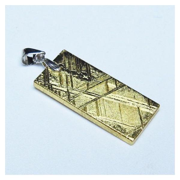 【ギベオン】ギベオンは、鉄質隕石の一種であり独特の幾何学模様が刻まれていることが特徴で、アフリカのナミビアで産出されたものを指します。その模様はウィドマンシュテッテン構造と呼ばれ、鉄とニッケルに起因しているものとされています。4億5千万年前...