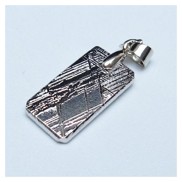 【ギベオン】ギベオンは、鉄質隕石の一種であり独特の幾何学模様が刻まれていることが特徴で、アフリカのナミビアで産出されたものを指します。その模様はウィドマンシュテッテン構造と呼ばれ、鉄とニッケルに起因しているものとされています。4億5千万年前...