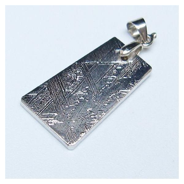 【ギベオン】ギベオンは、鉄質隕石の一種であり独特の幾何学模様が刻まれていることが特徴で、アフリカのナミビアで産出されたものを指します。その模様はウィドマンシュテッテン構造と呼ばれ、鉄とニッケルに起因しているものとされています。4億5千万年前...