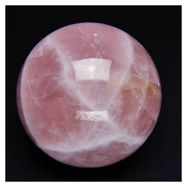 【ローズクォーツ】ローズクォーツは柔らかい優しいピンクの水晶です。アルミニウムや酸化チタンなどの結晶を含むためにピンク色になると考えられています。これらの微細な結晶が分散しているため、石全体の透明度が低く、濁っていたりひびがあります。高品質...