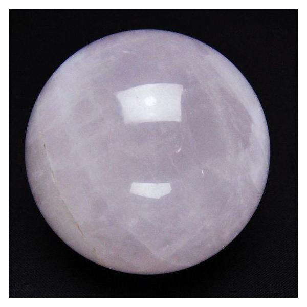 【ローズクォーツ】ローズクォーツは柔らかい優しいピンクの水晶です。アルミニウムや酸化チタンなどの結晶を含むためにピンク色になると考えられています。これらの微細な結晶が分散しているため、石全体の透明度が低く、濁っていたりひびがあります。高品質...