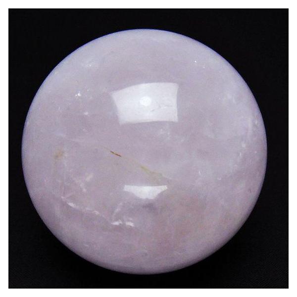 【ローズクォーツ】ローズクォーツは柔らかい優しいピンクの水晶です。アルミニウムや酸化チタンなどの結晶を含むためにピンク色になると考えられています。これらの微細な結晶が分散しているため、石全体の透明度が低く、濁っていたりひびがあります。高品質...