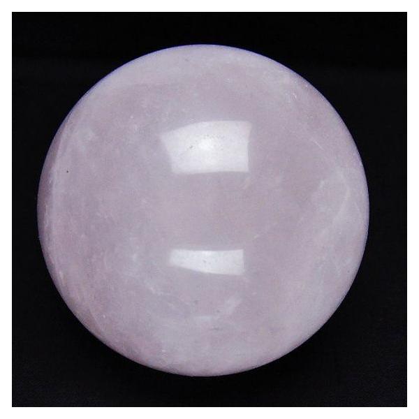 【ローズクォーツ】ローズクォーツは柔らかい優しいピンクの水晶です。アルミニウムや酸化チタンなどの結晶を含むためにピンク色になると考えられています。これらの微細な結晶が分散しているため、石全体の透明度が低く、濁っていたりひびがあります。高品質...