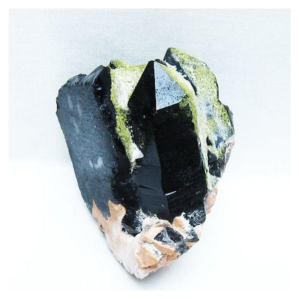 【黒水晶】黒水晶（モリオン）は茶水晶と同じく自然の放射線の影響で暗色に変化した水晶です。そのため水晶の透明度に関わらず、見た目で黒く見えるものは黒水晶、茶色のものは煙水晶と呼ばれるようです。黒水晶も水晶ですので強い光に当てると透けます。古代...